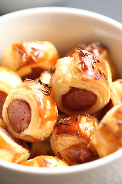 Feuilletés de Chipolatas au Cumin – Entre la Poire & le Fromage